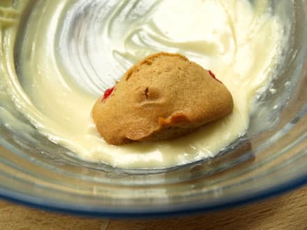 Madeleines aux groseilles, coque de chocolat blanc