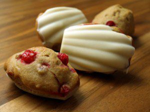 Madeleines aux groseilles, coque de chocolat blanc