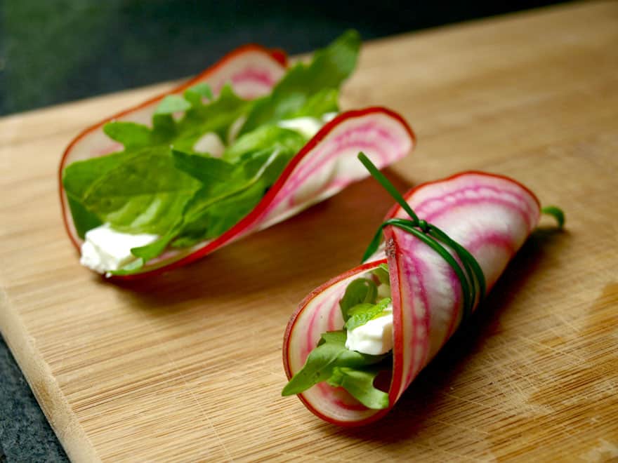 Roulés de betterave chioggia à la feta, roquette et menthe