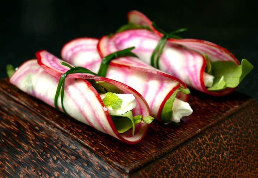 Roulés de betterave chioggia à la feta, roquette et menthe