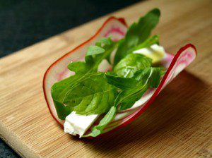 Roulés de betterave chioggia à la feta, roquette et menthe