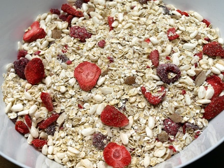 Muesli maison à la fraise, framboise & coco