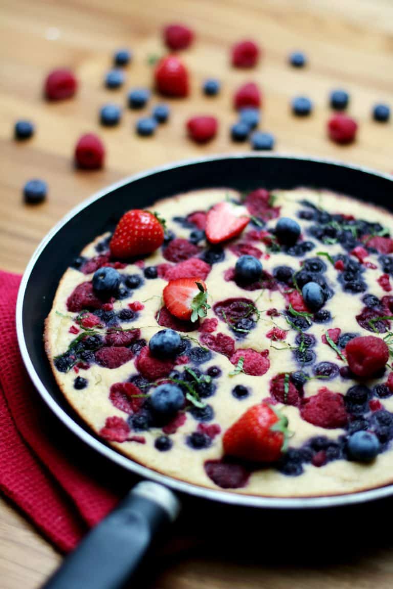 Gâteau à la poêle aux fruits rouges et sans gluten - Cookismo