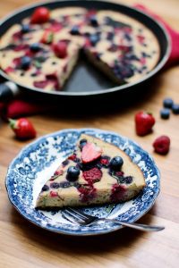 Gâteau à la poêle aux fruits rouges et sans gluten - Cookismo